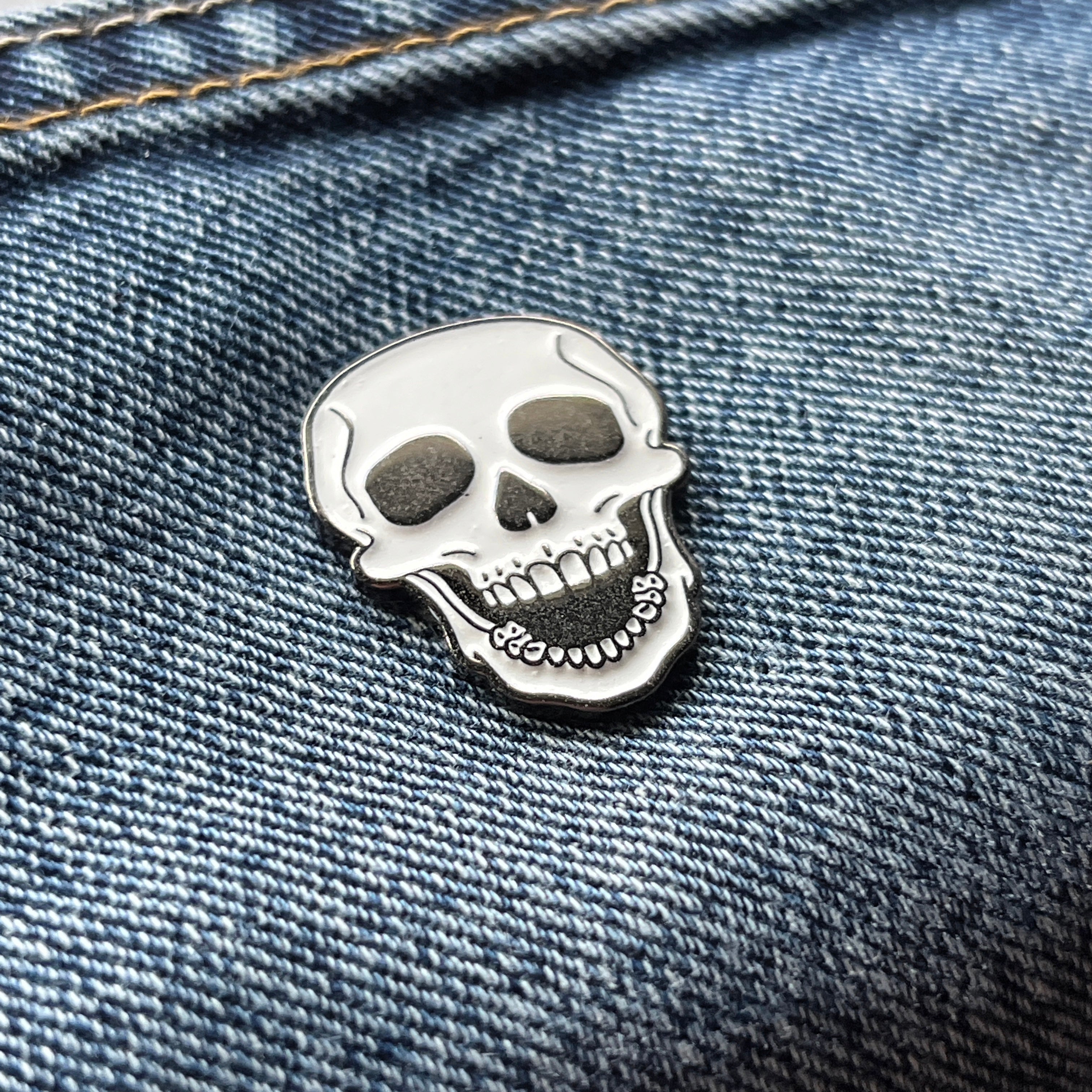 Metal & Enamel Glow in the Dark Skull Pin Badge with Locking Back ...